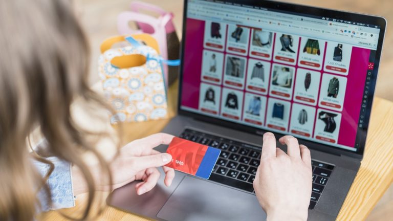 Plugo: Layanan Toko Online All-in-one dari Marketplace Hingga Social Commerce