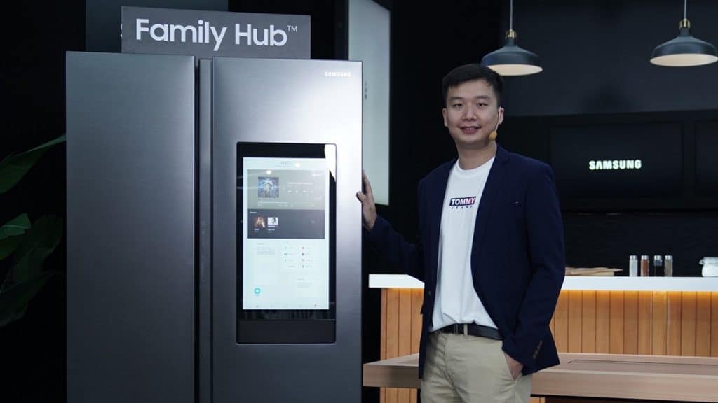 Samsung Family Hub, Sophisticated Refrigerator with Integrated Speaker ...
